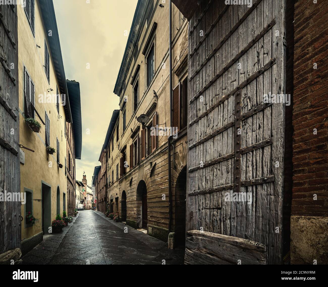 Narrow alley in Buonconvento. Tuscany, Italy Stock Photo - Alamy