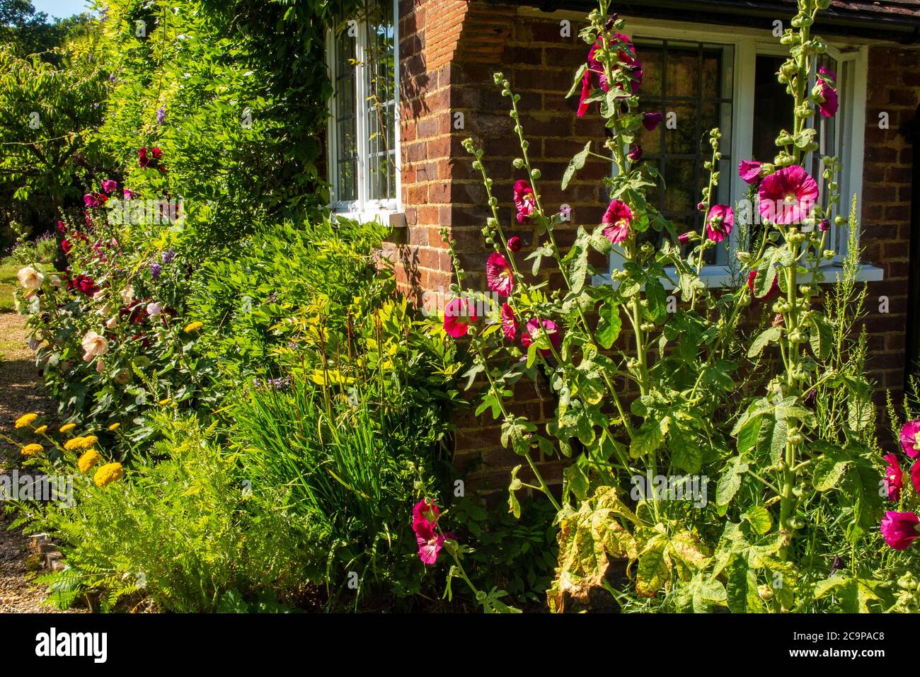 A quintessential English cottage garden Stock Photo - Alamy