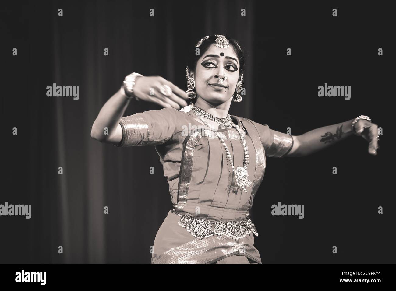 Beautiful bharatanatyam dancer Stock Photo - Alamy