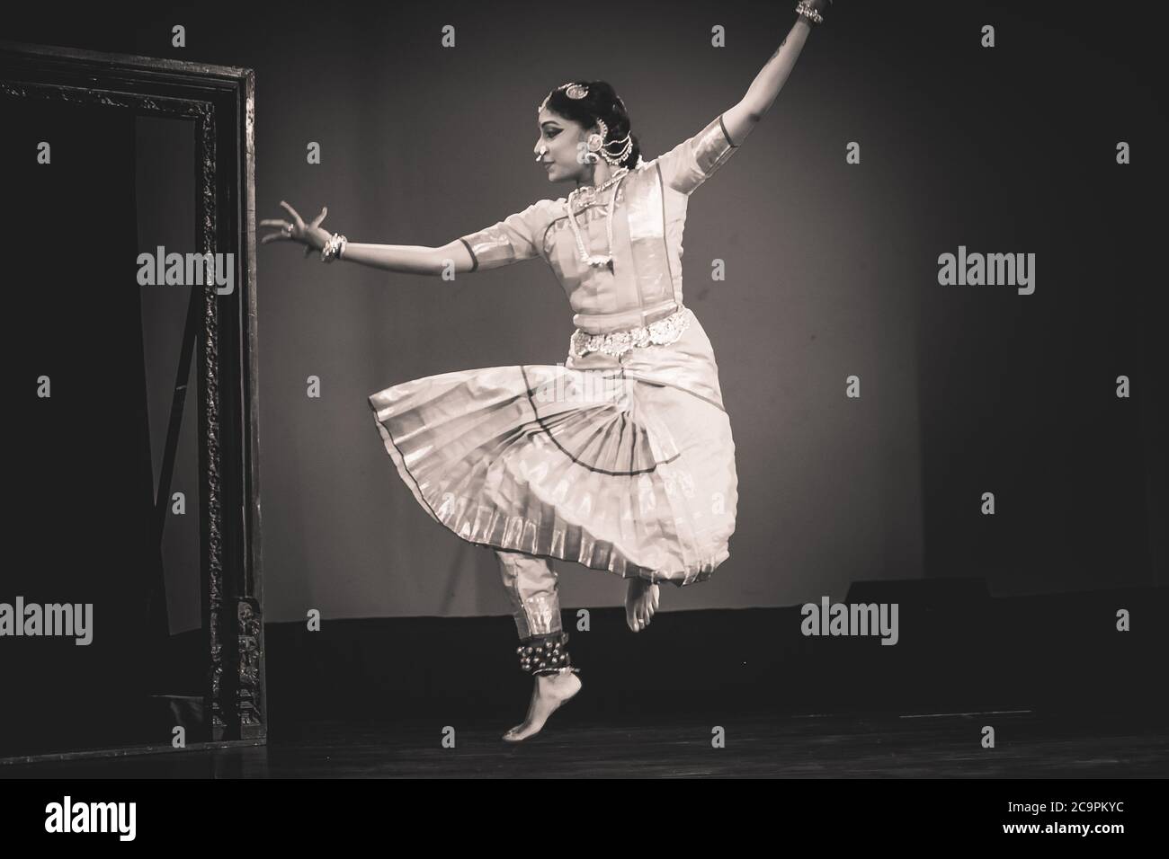 Beautiful bharatanatyam dancer Stock Photo - Alamy