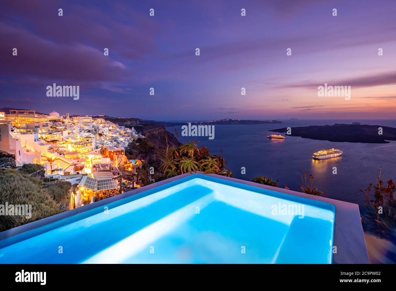 Amazing evening landscape of Fira, infinity pool caldera view Santorini ...