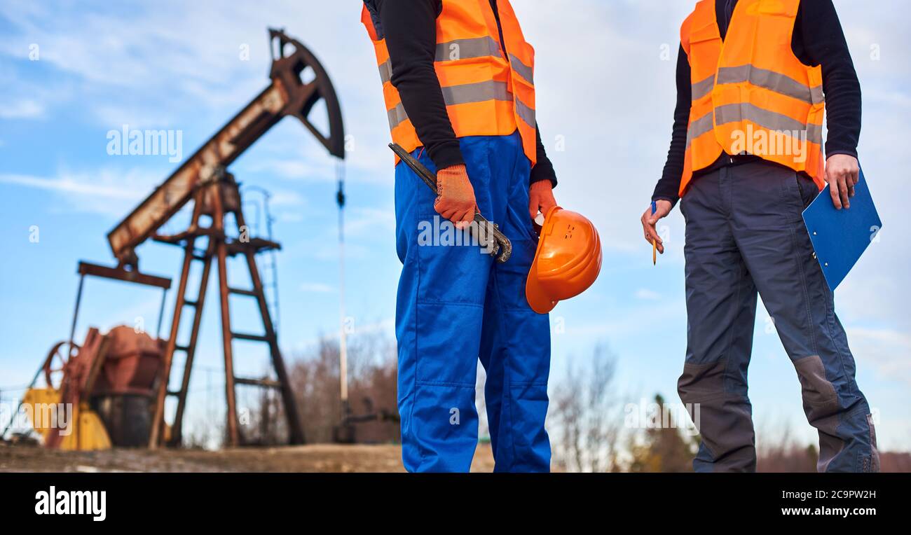 Oil rig and men hi-res stock photography and images - Alamy