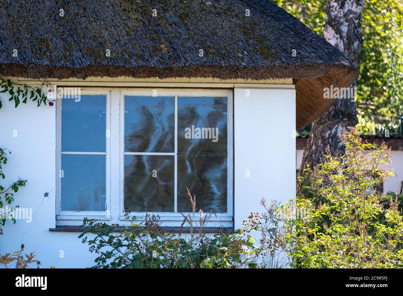 Traditional fishing house with thatched roof Stock Photo - Alamy
