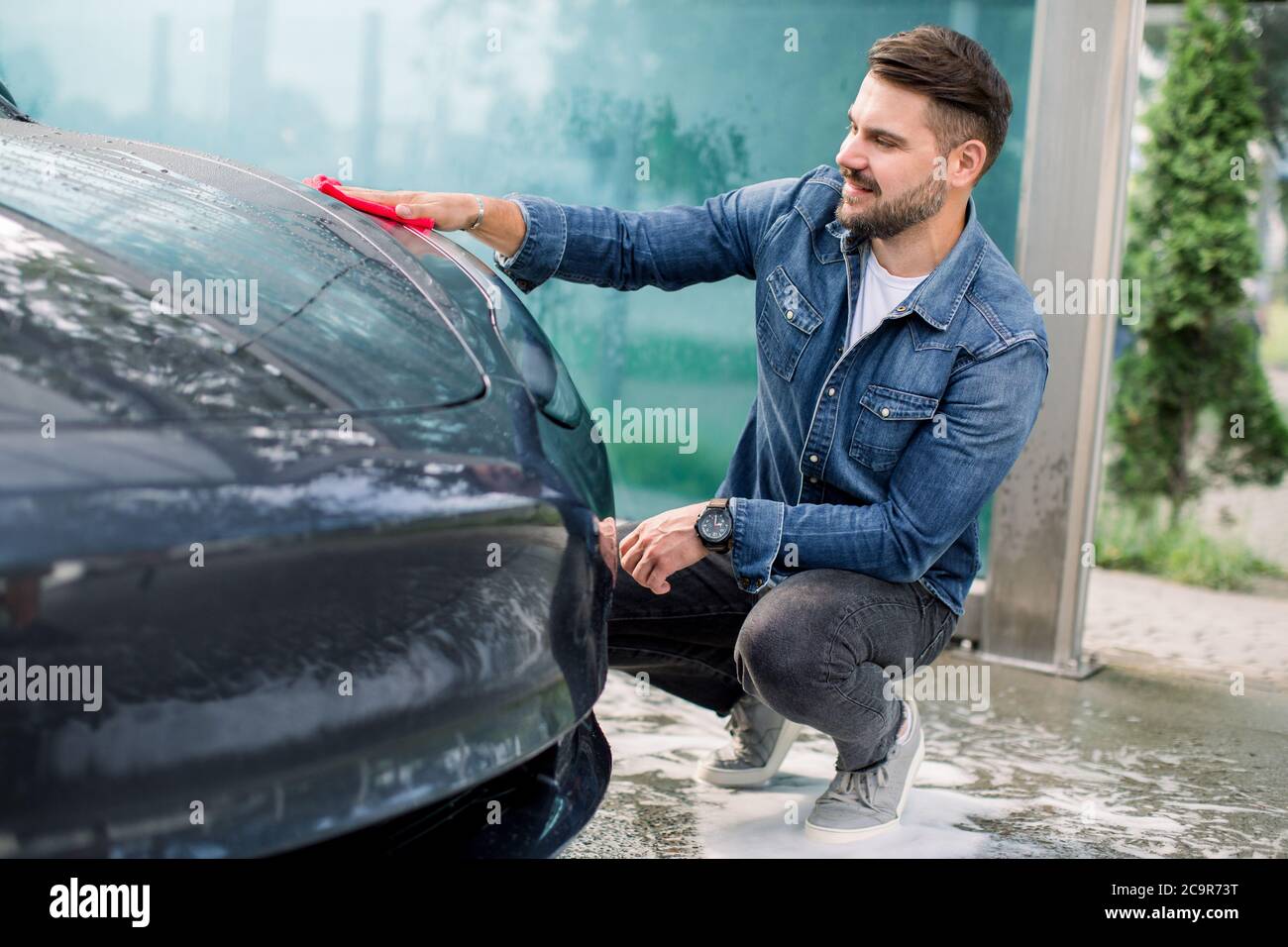 Men in wet jeans hi-res stock photography and images - Alamy