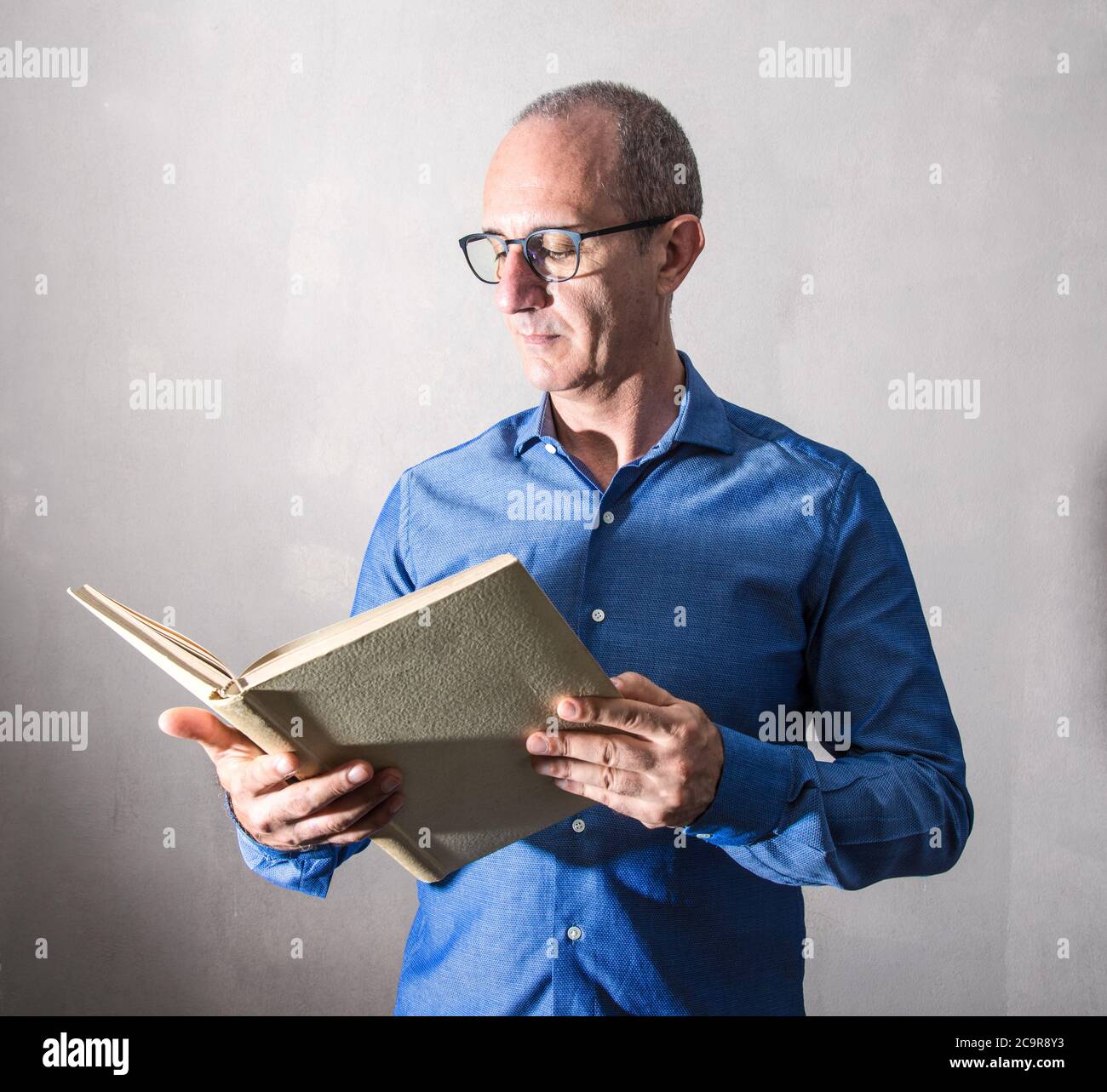 a Man reading a book Stock Photo - Alamy