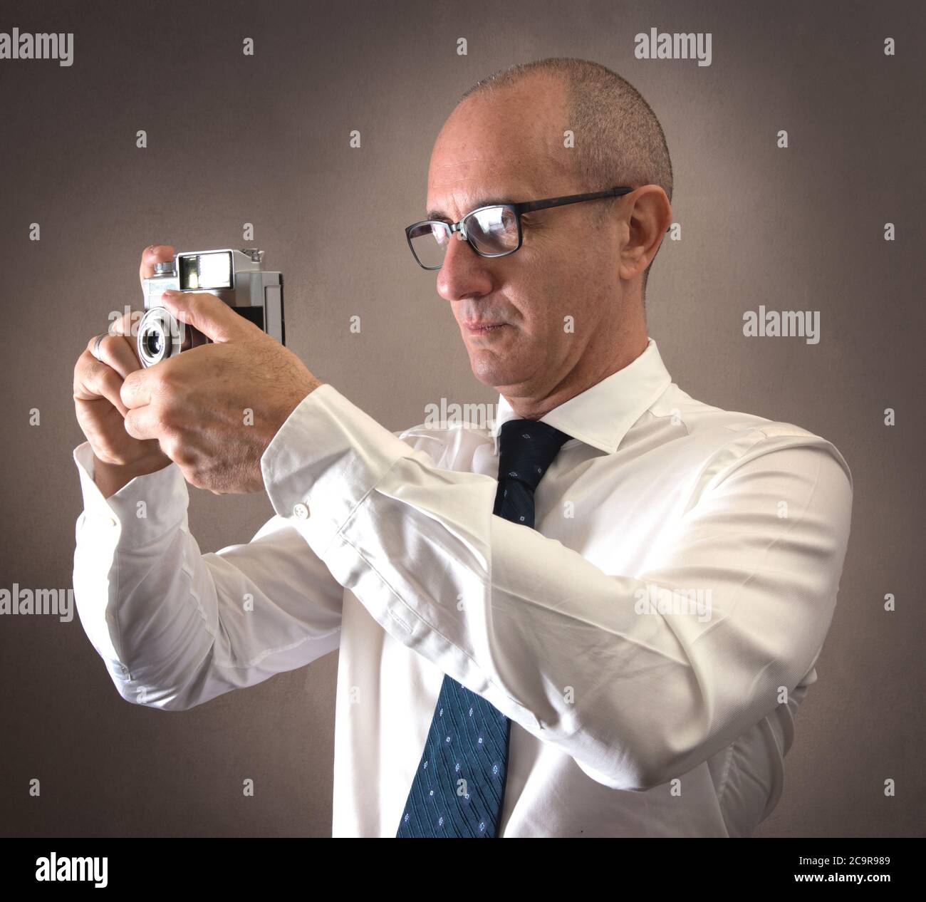 a man looking in a camera Stock Photo - Alamy
