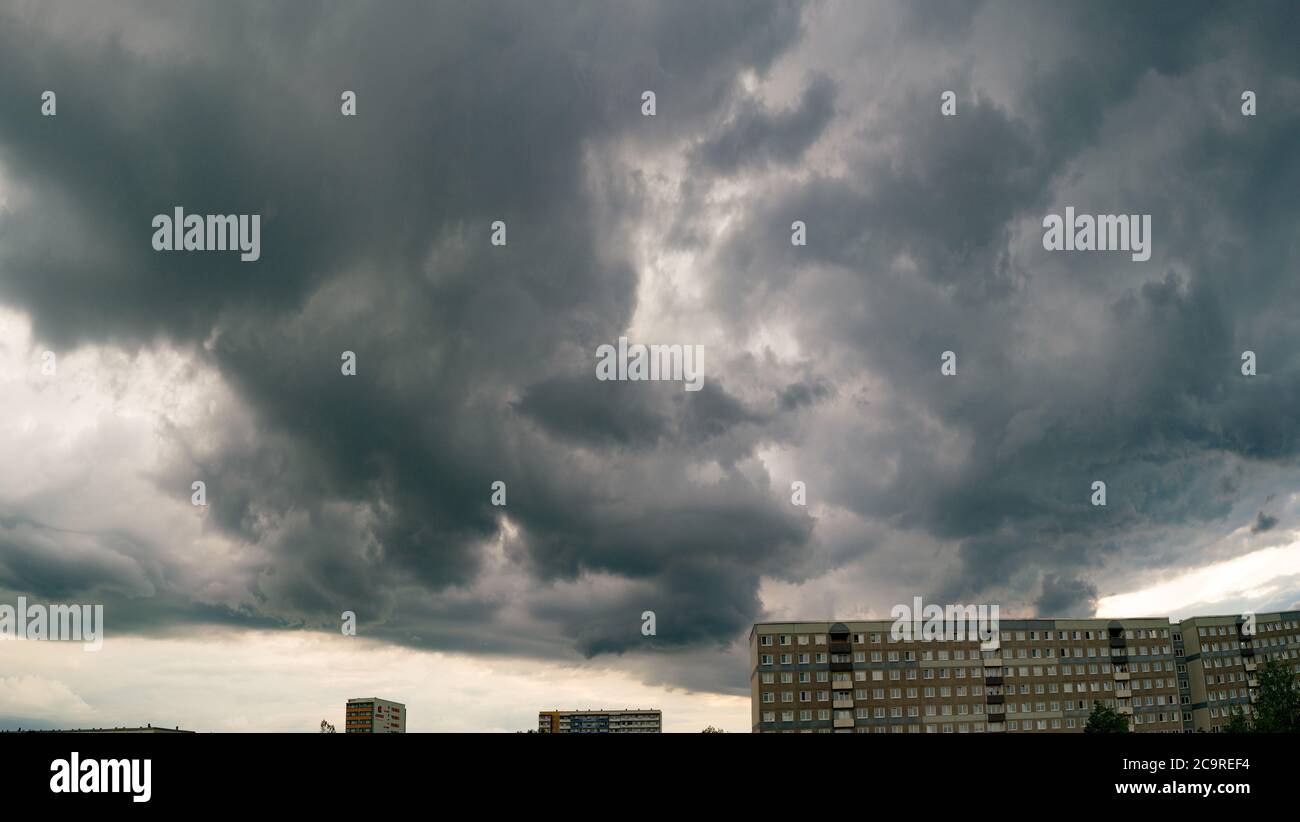 Sky over city hi-res stock photography and images - Alamy