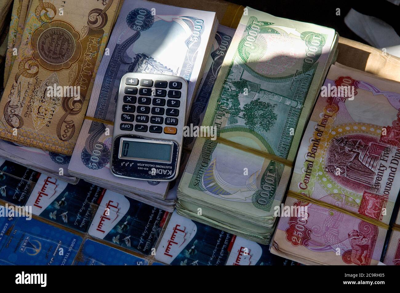 Erbil, Northern Iraq. September 30th 2009 Iraqi Dinar notes at a money ...