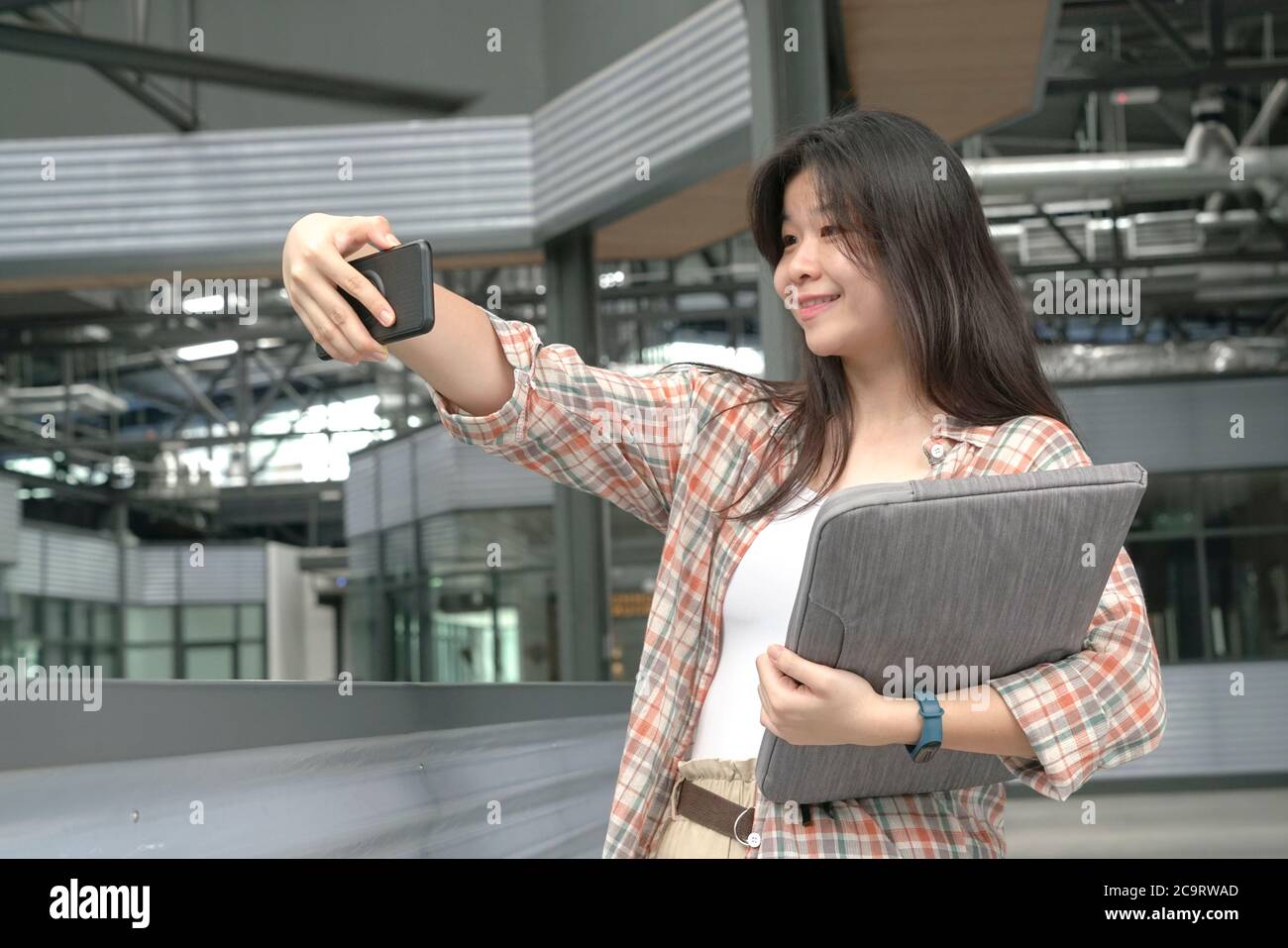 Chinese woman technology lifestyle hi-res stock photography and images ...