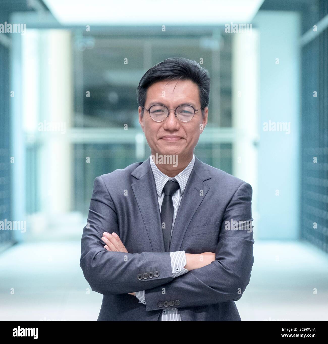 Smiling chinese businessman hi-res stock photography and images - Alamy