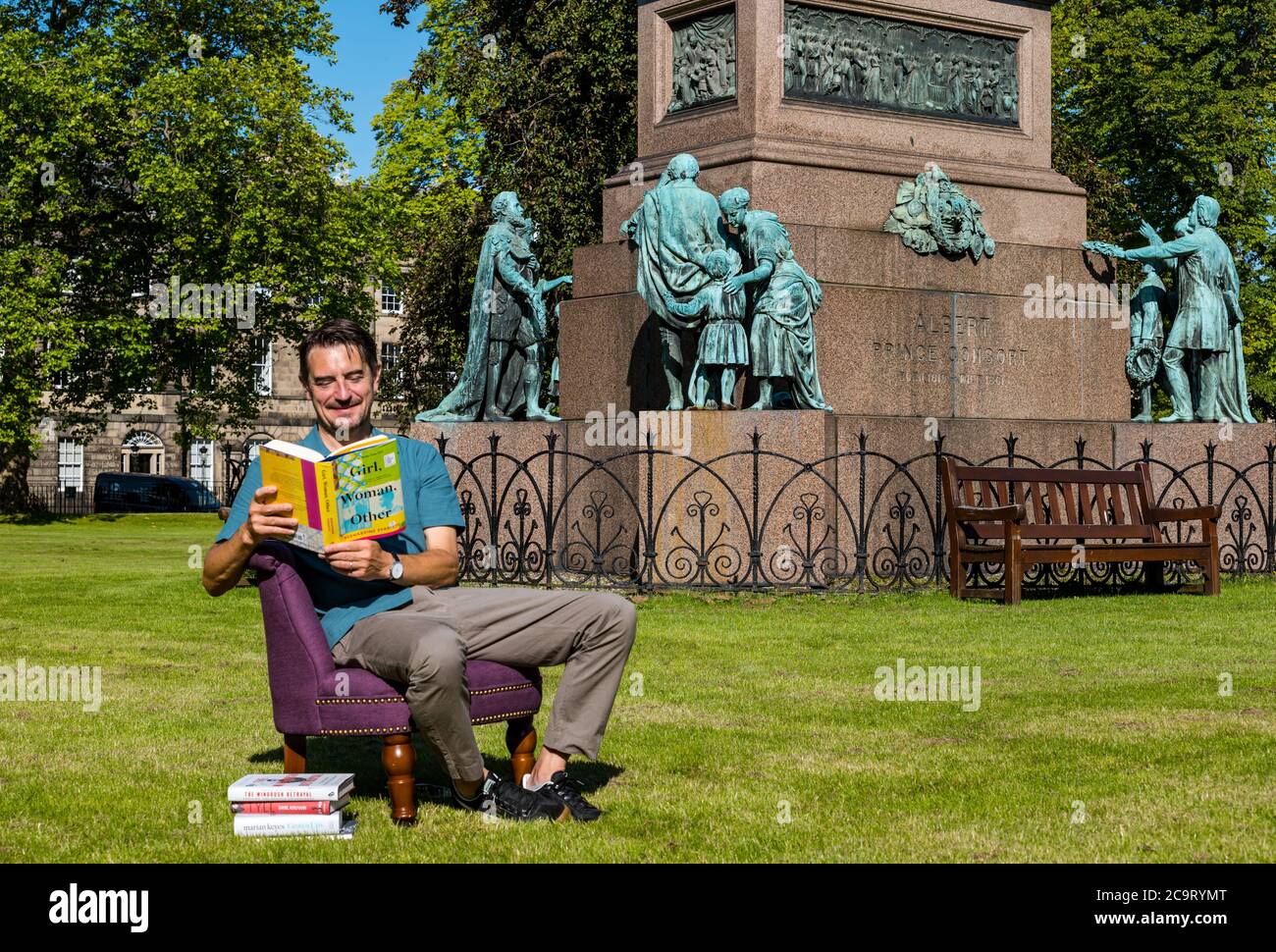 Reading online statue hi-res stock photography and images - Alamy