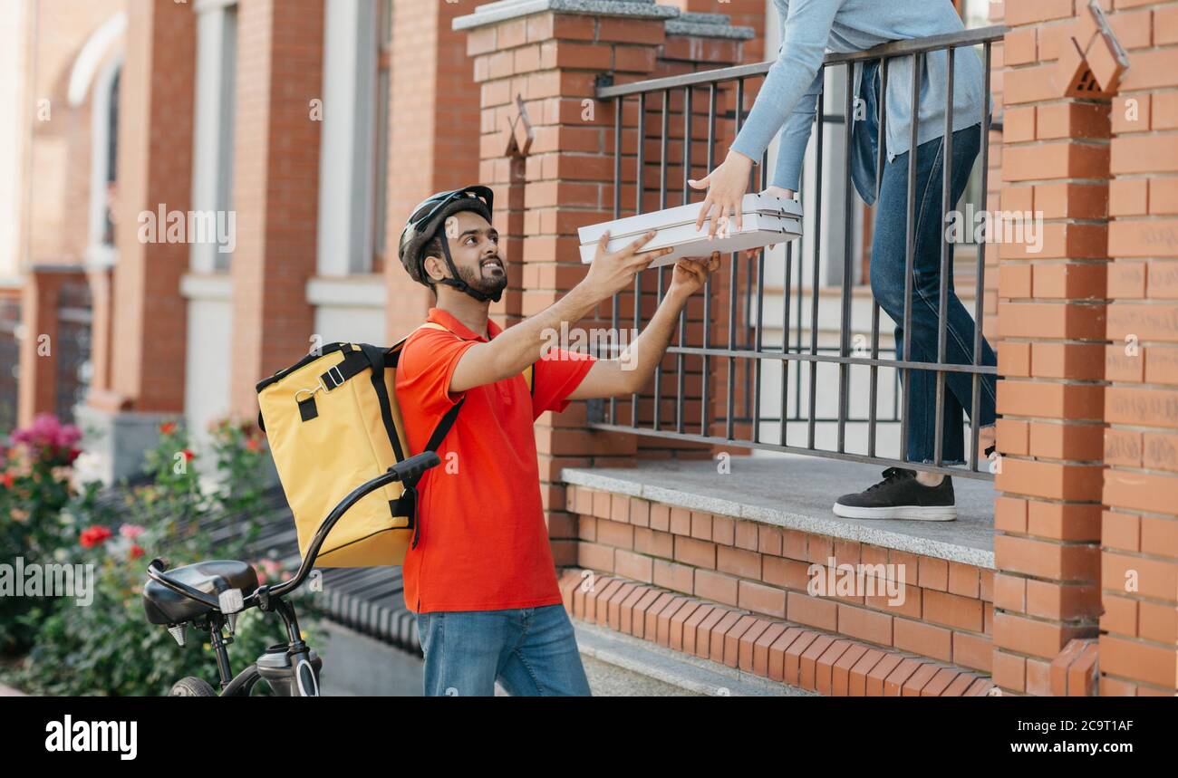 Man meeting delivery pizza hi-res stock photography and images - Alamy