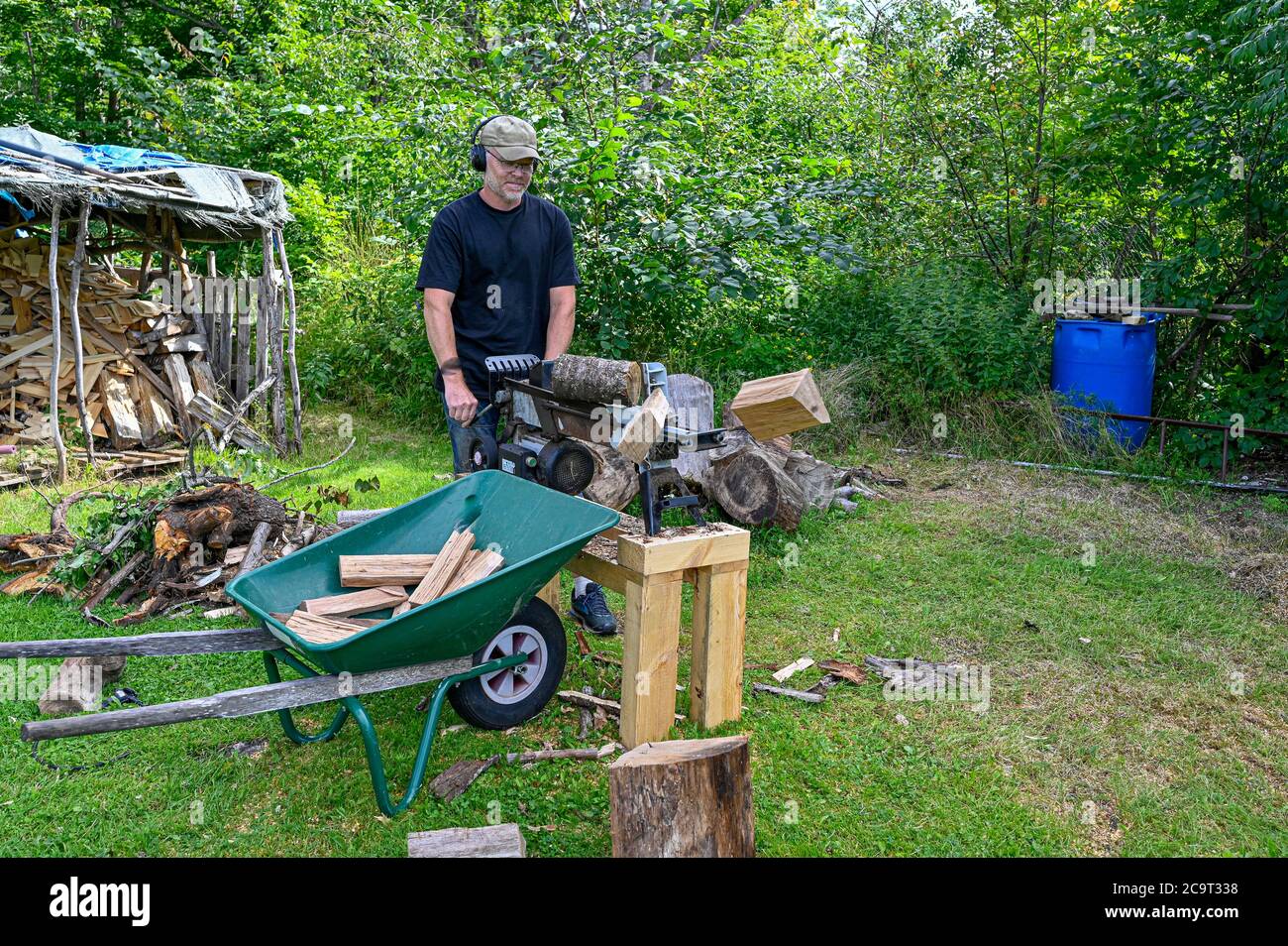 man working in garden splitting fire wood Stock Photo - Alamy