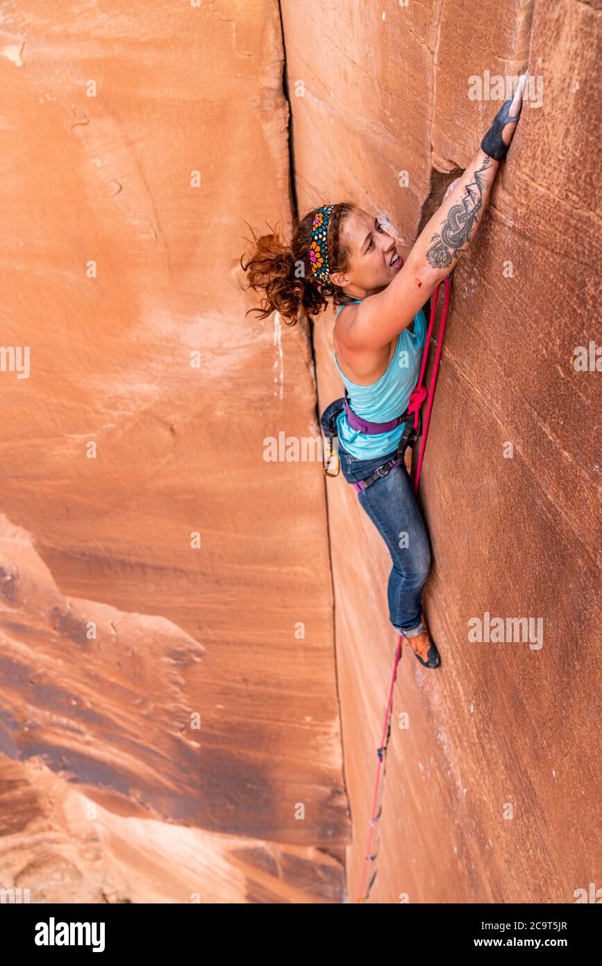 Female rock climbing hi-res stock photography and images - Alamy