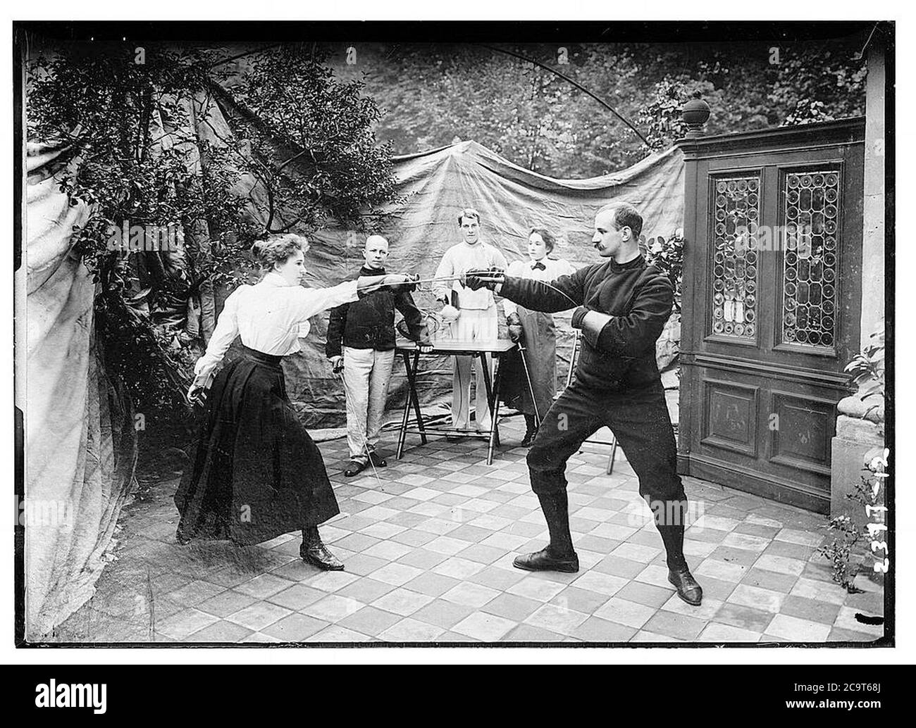 [man and woman fencing ( )] Stock Photo - Alamy
