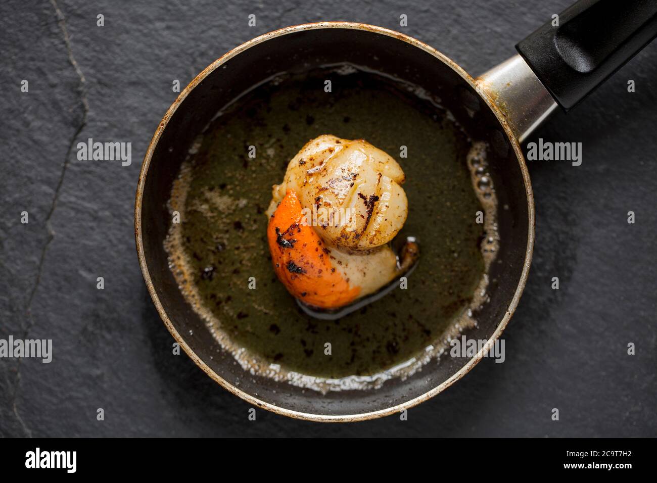 Single fried scallop hi-res stock photography and images - Alamy