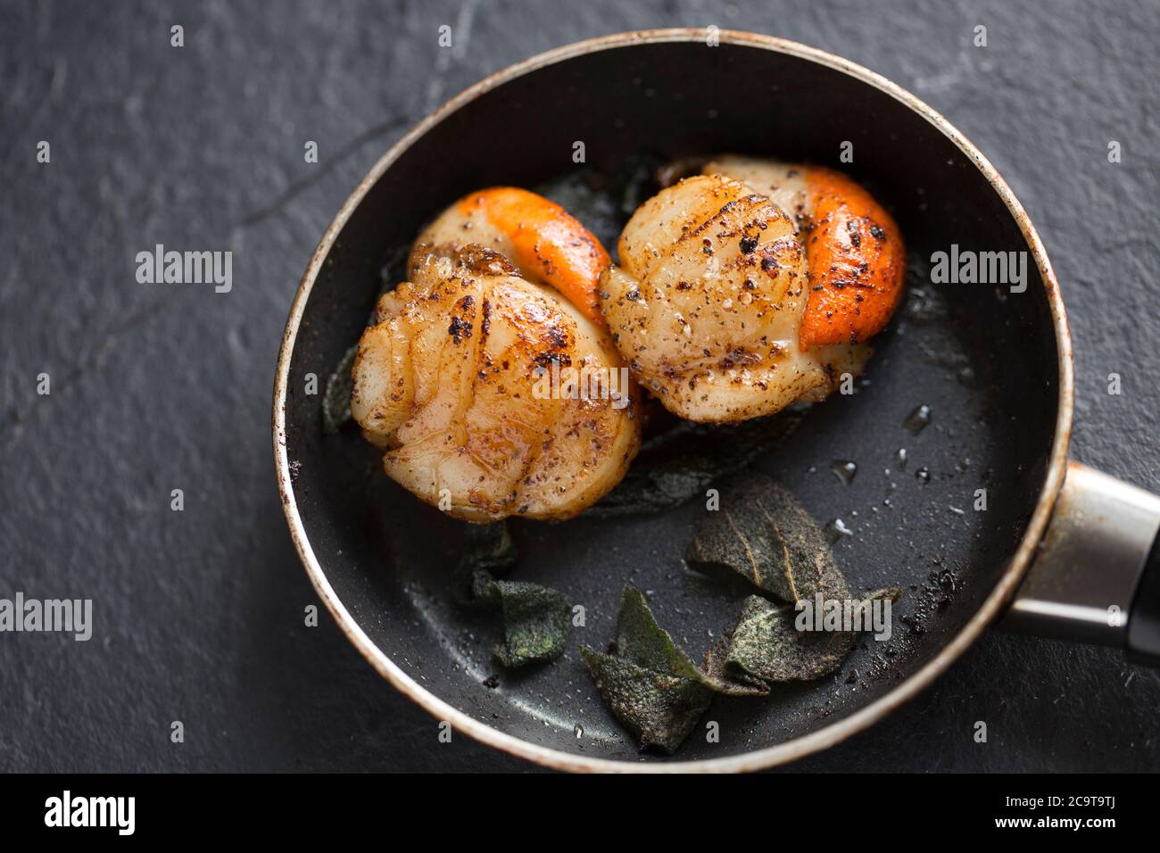 Two cooked scallops hi-res stock photography and images - Alamy