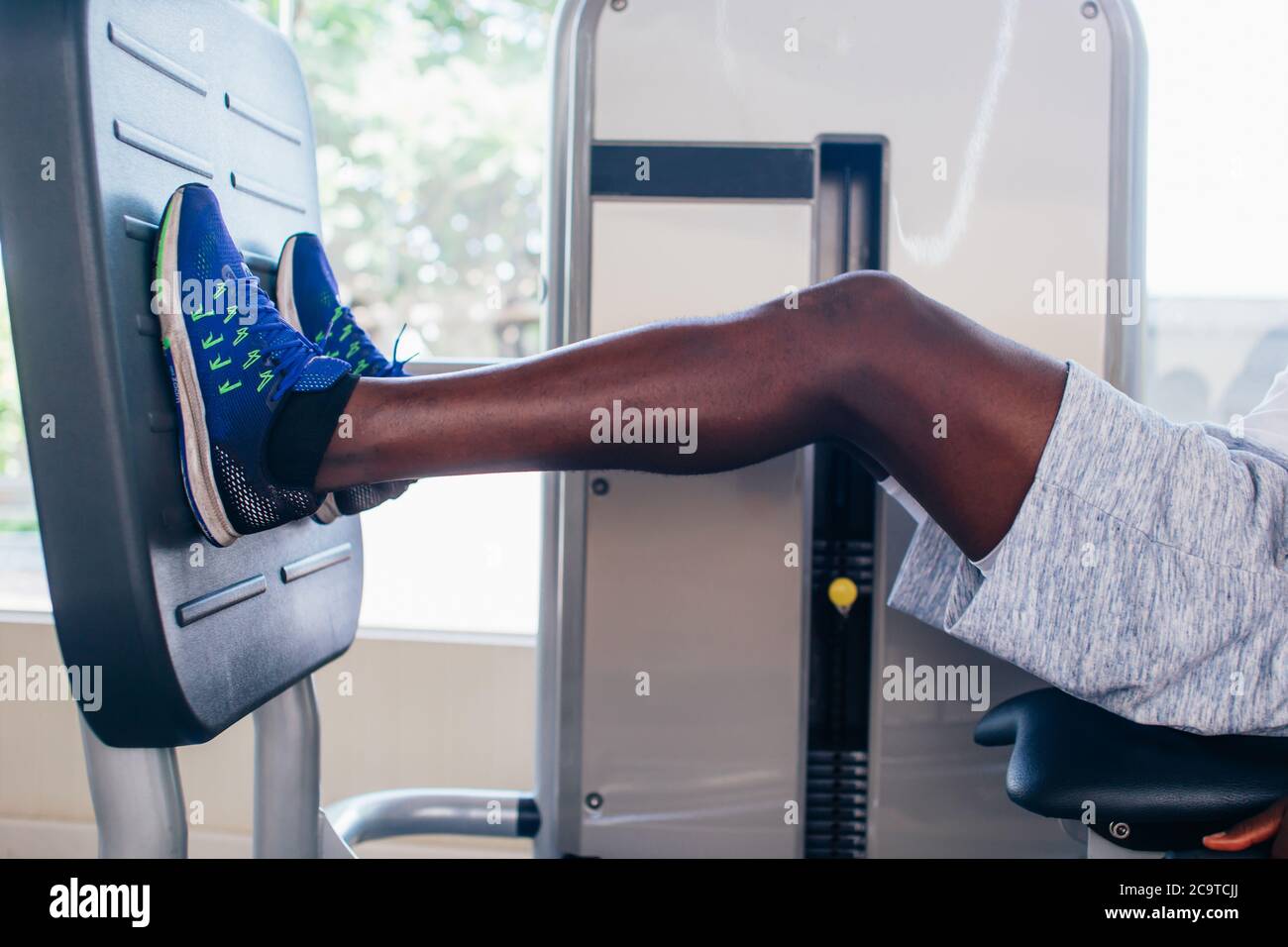 Man leg press hi-res stock photography and images - Alamy