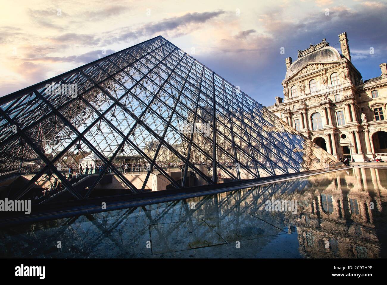 Courtyard and the louvre pyramid hi-res stock photography and images ...