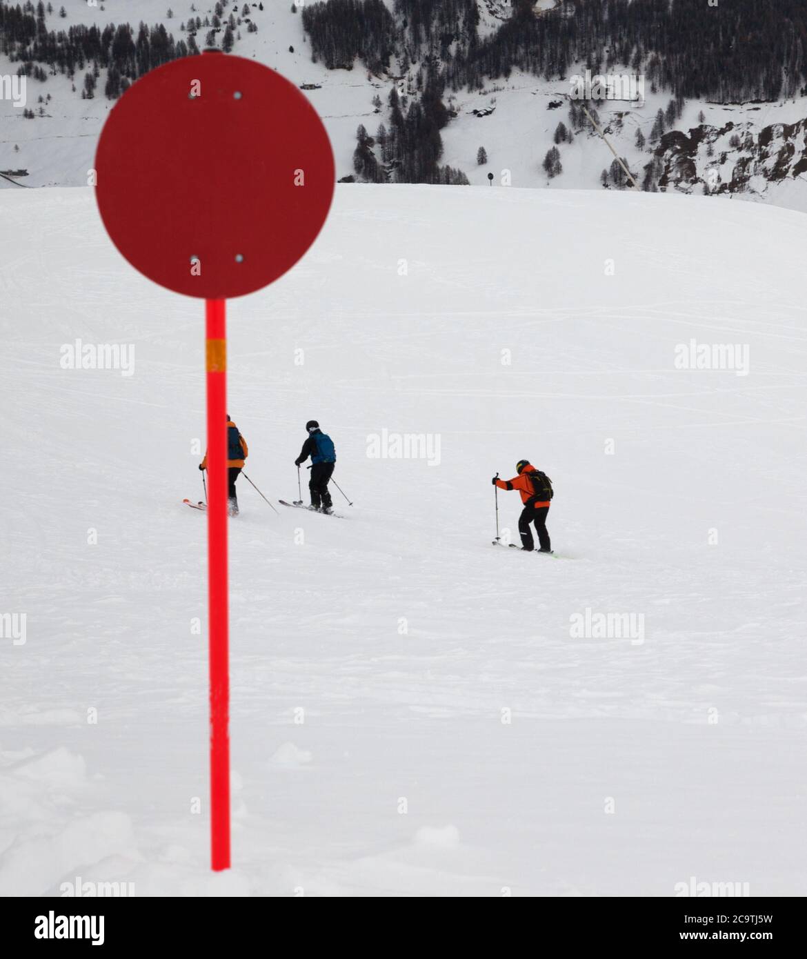 Piste marker sign hi-res stock photography and images - Alamy