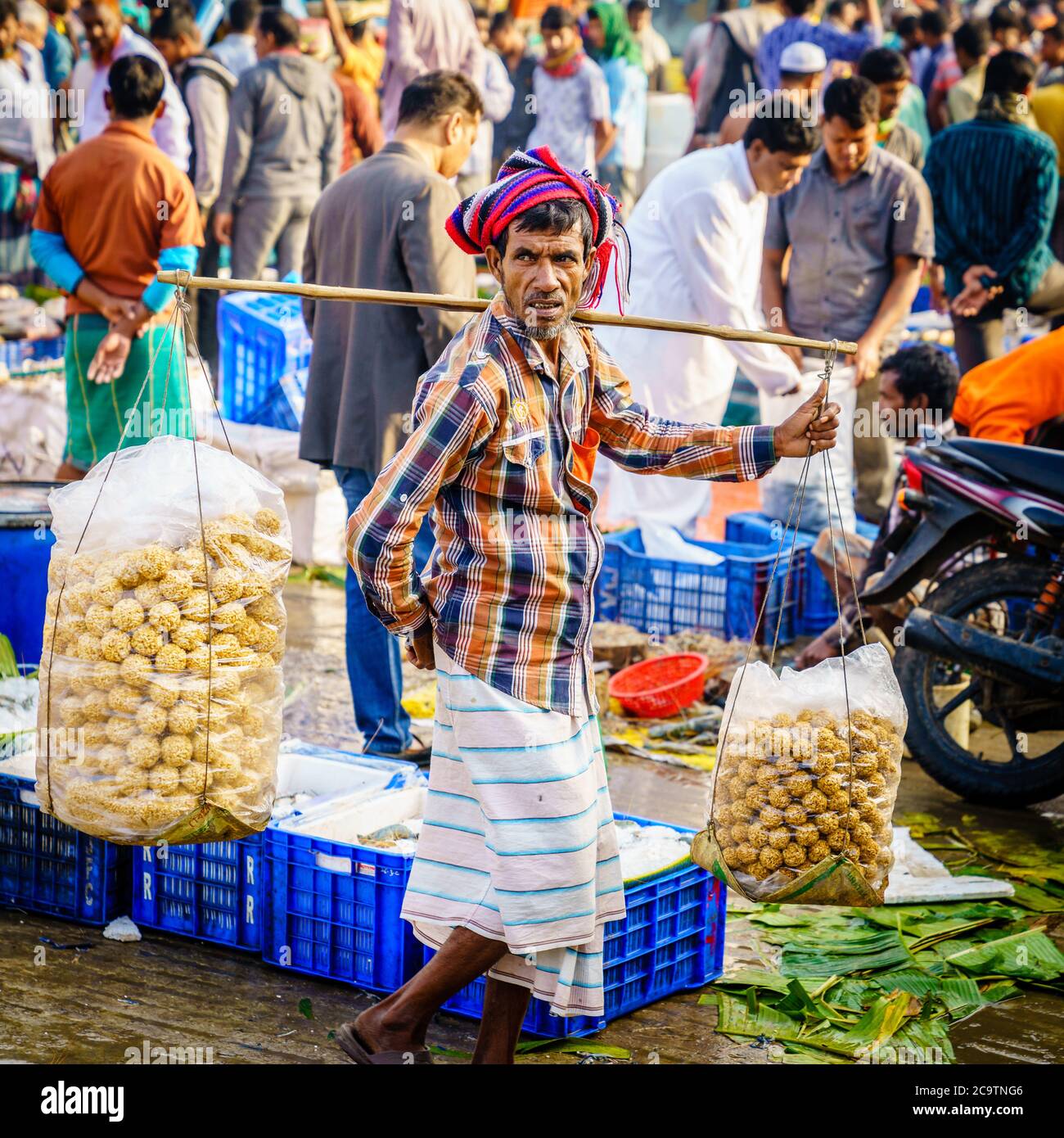 Shopping crowd hi-res stock photography and images - Alamy