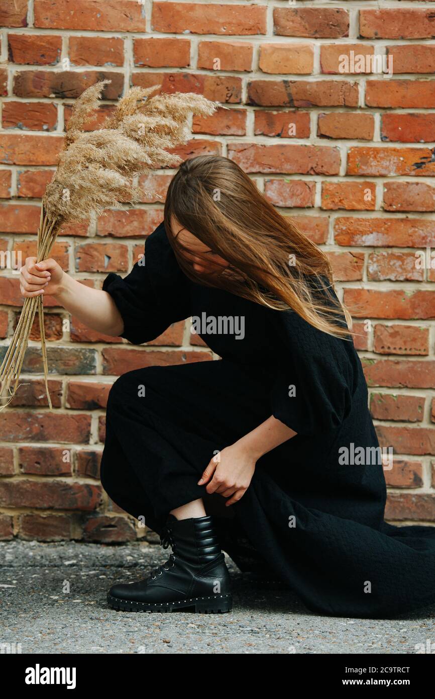 Crouching lady hi-res stock photography and images - Alamy