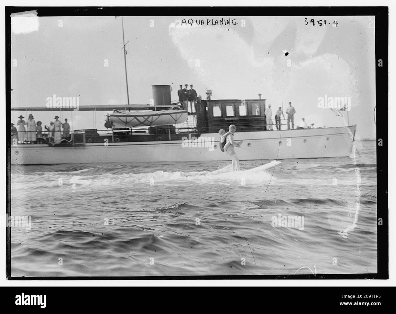 Vintage photograph skiing hi-res stock photography and images - Alamy