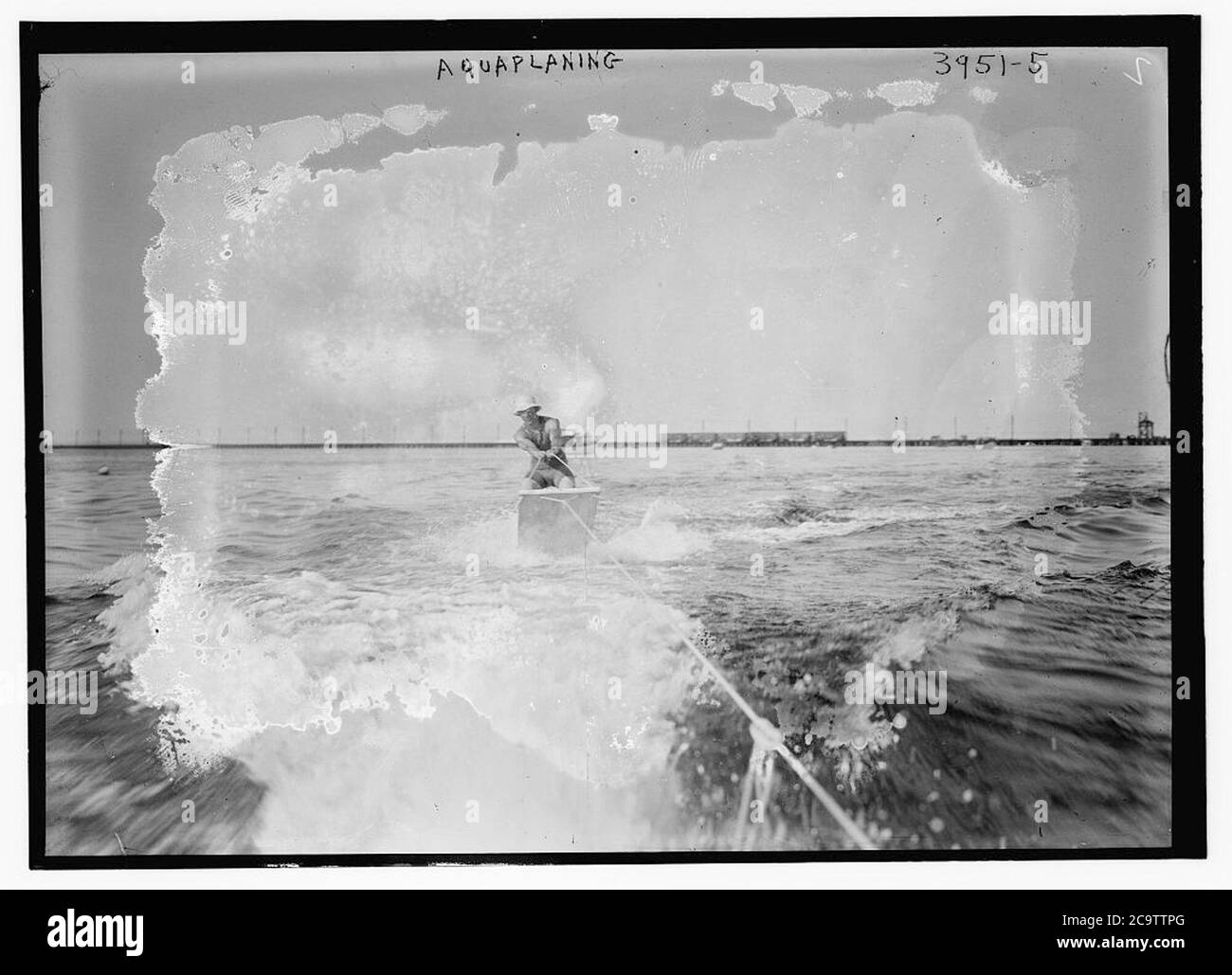 Vintage skiing black white hi-res stock photography and images - Alamy