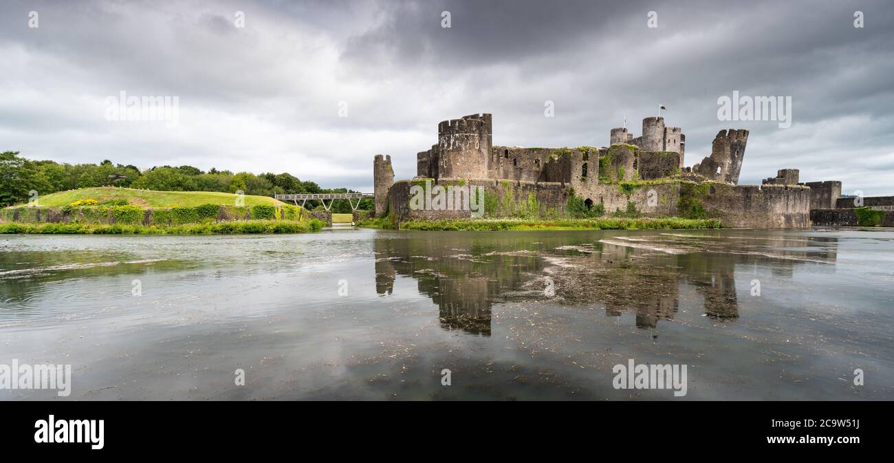 Welsh flag caerphilly castle hi-res stock photography and images - Alamy