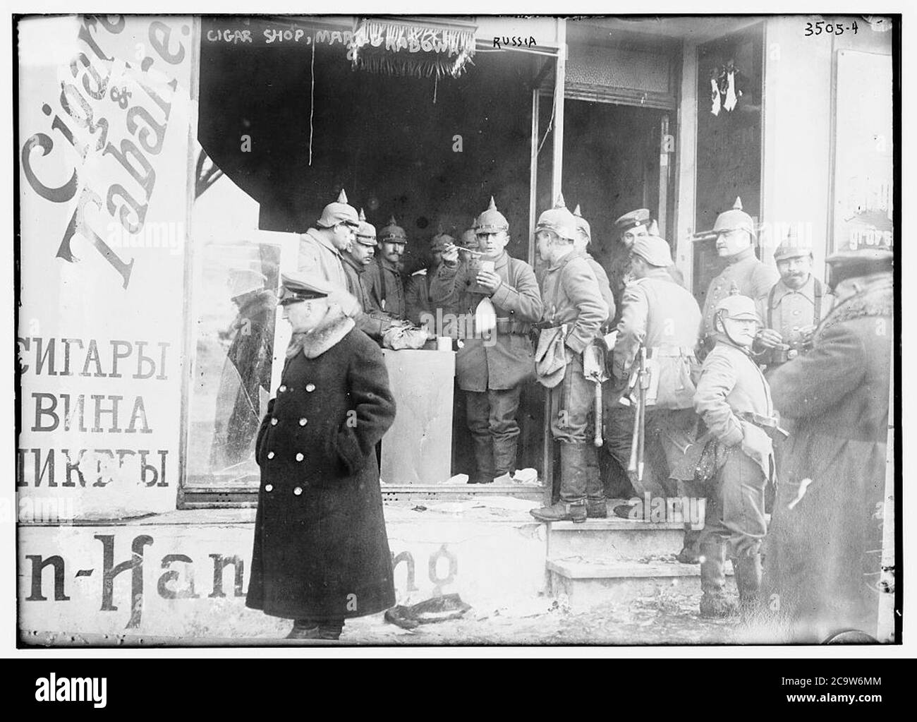 Cigar shop vintage hi-res stock photography and images - Alamy