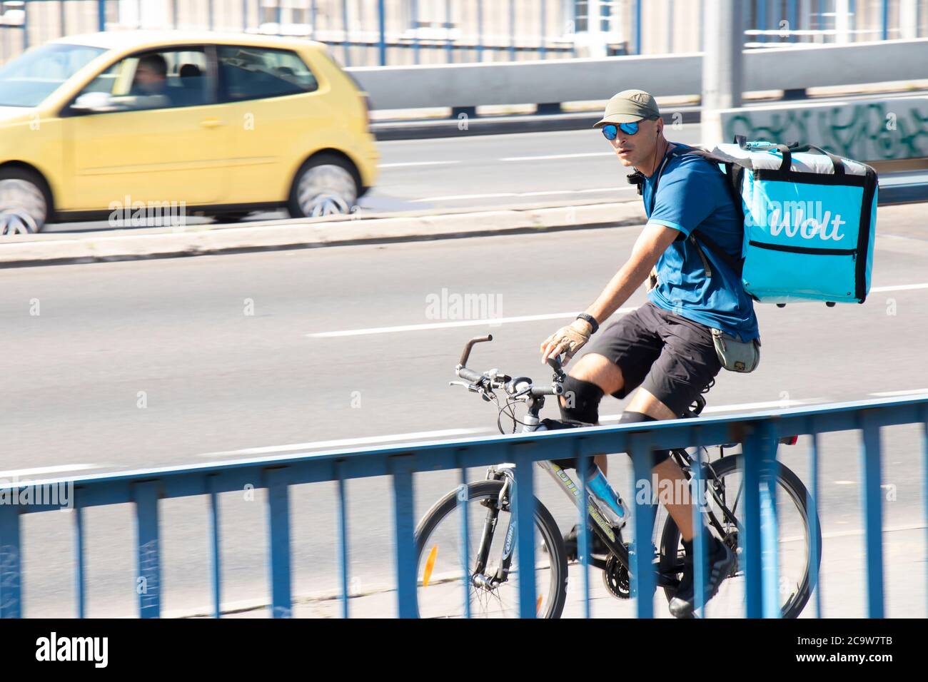 Bicycle delivery man hi-res stock photography and images - Alamy