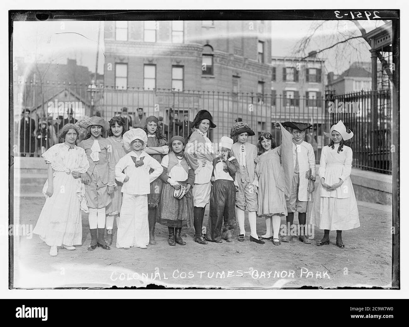 Colonial costumes hi-res stock photography and images - Alamy