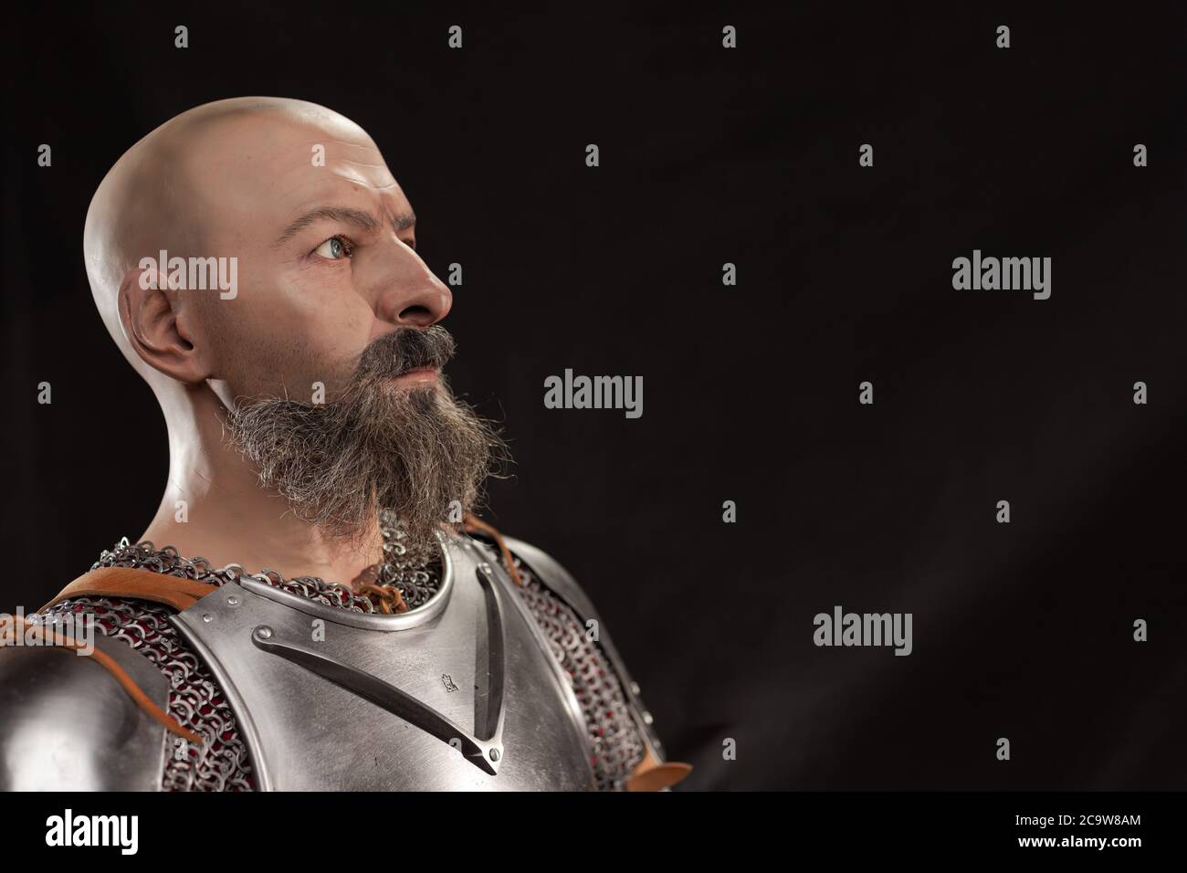 Mannequin man with a beard in a helmet and armor of a knight posing on ...