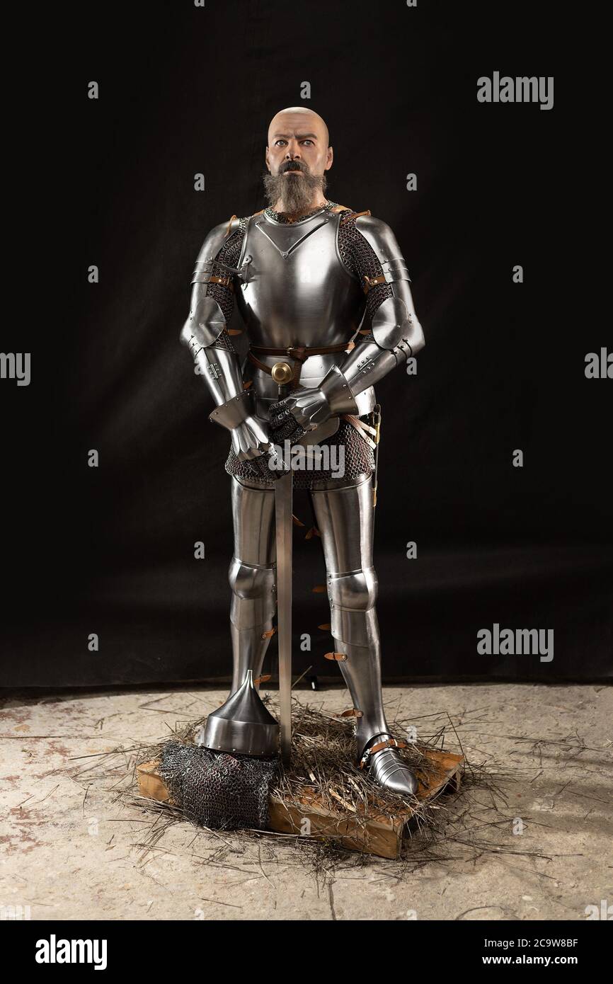 Mannequin man with a beard in a helmet and armor of a knight posing on ...