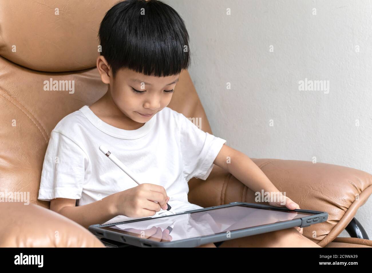Asian boy drawing hi-res stock photography and images - Alamy