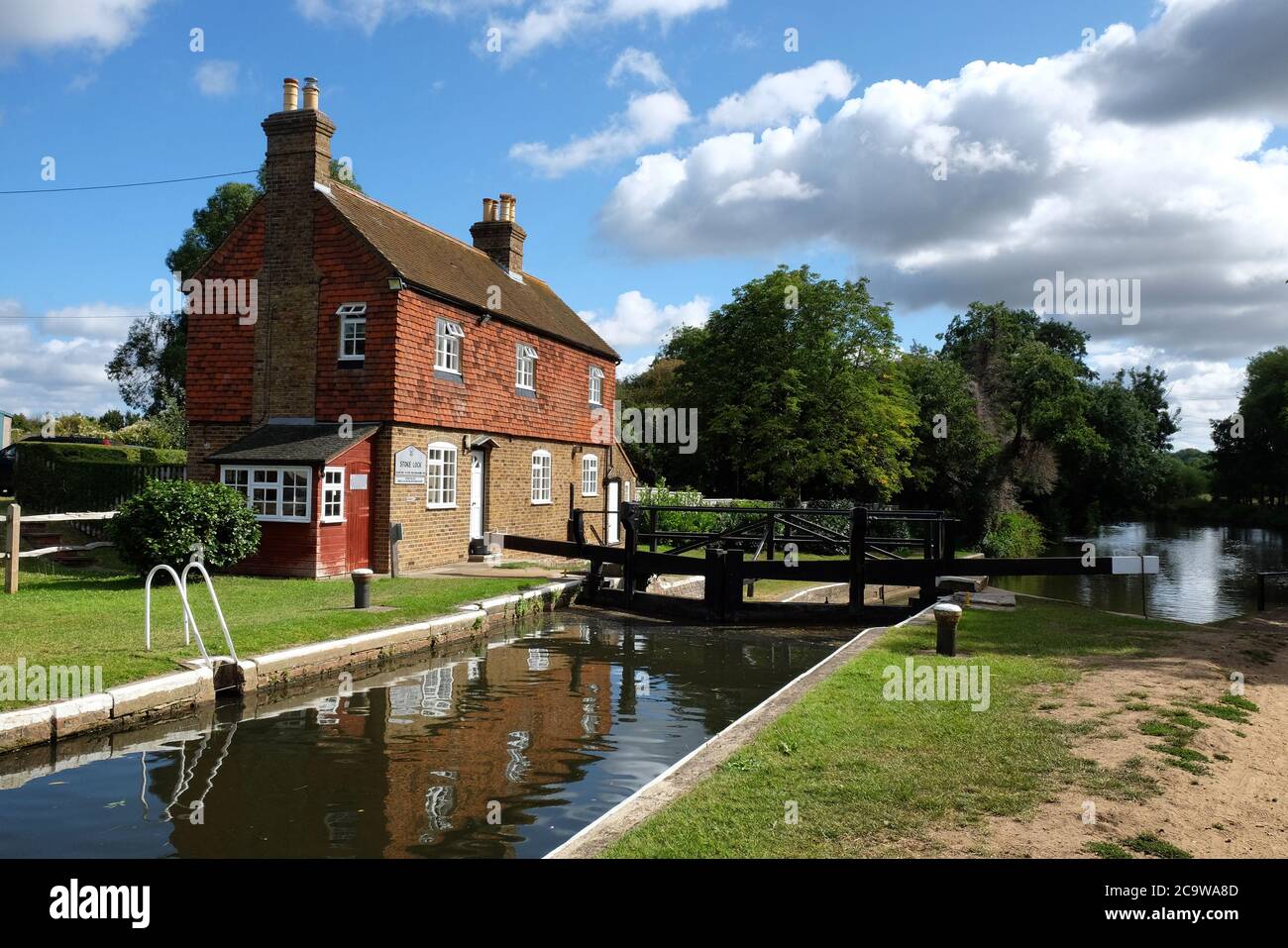 Lock keeper cottage uk hi-res stock photography and images - Alamy