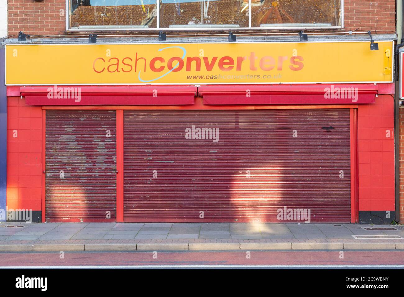 Closed shutter shop hi-res stock photography and images - Alamy