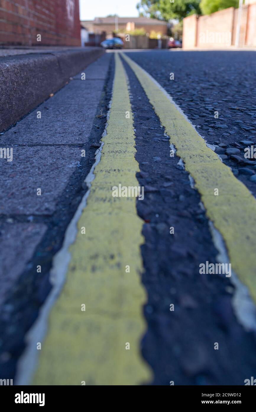 Yellow line road marking hi-res stock photography and images - Alamy