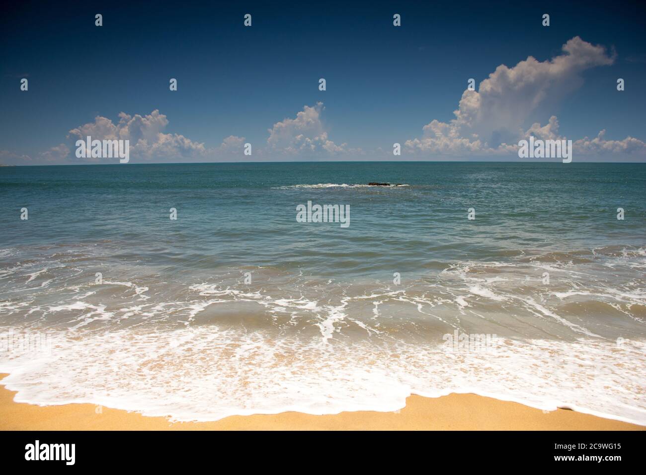 Yala national park beach hi-res stock photography and images - Alamy