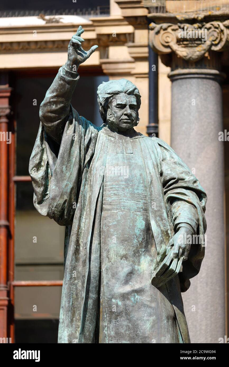 Statues on leeds city square hi-res stock photography and images - Alamy