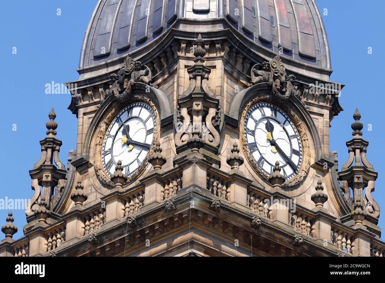 Leeds Town Hall Clock Stock Photo - Alamy