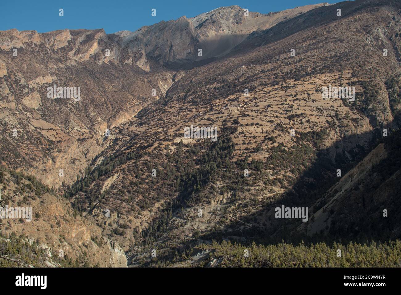 Mountains trekking Annapurna circuit, Marshyangdi river valley, Humde ...
