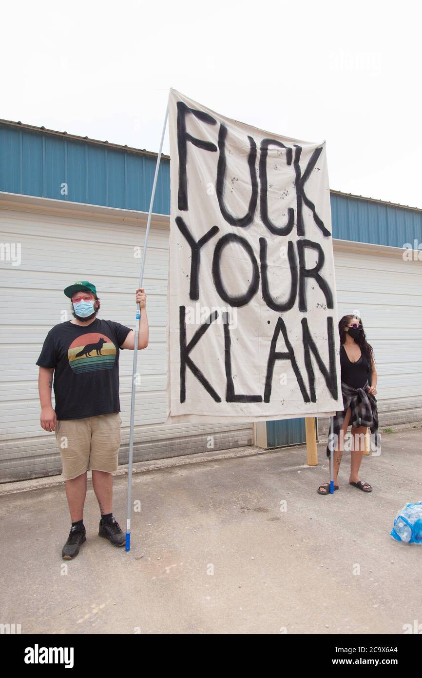 Zinc, Arkansas, USA. 2nd Aug, 2020. Aug. 2, 2020: Protesters hold up ...