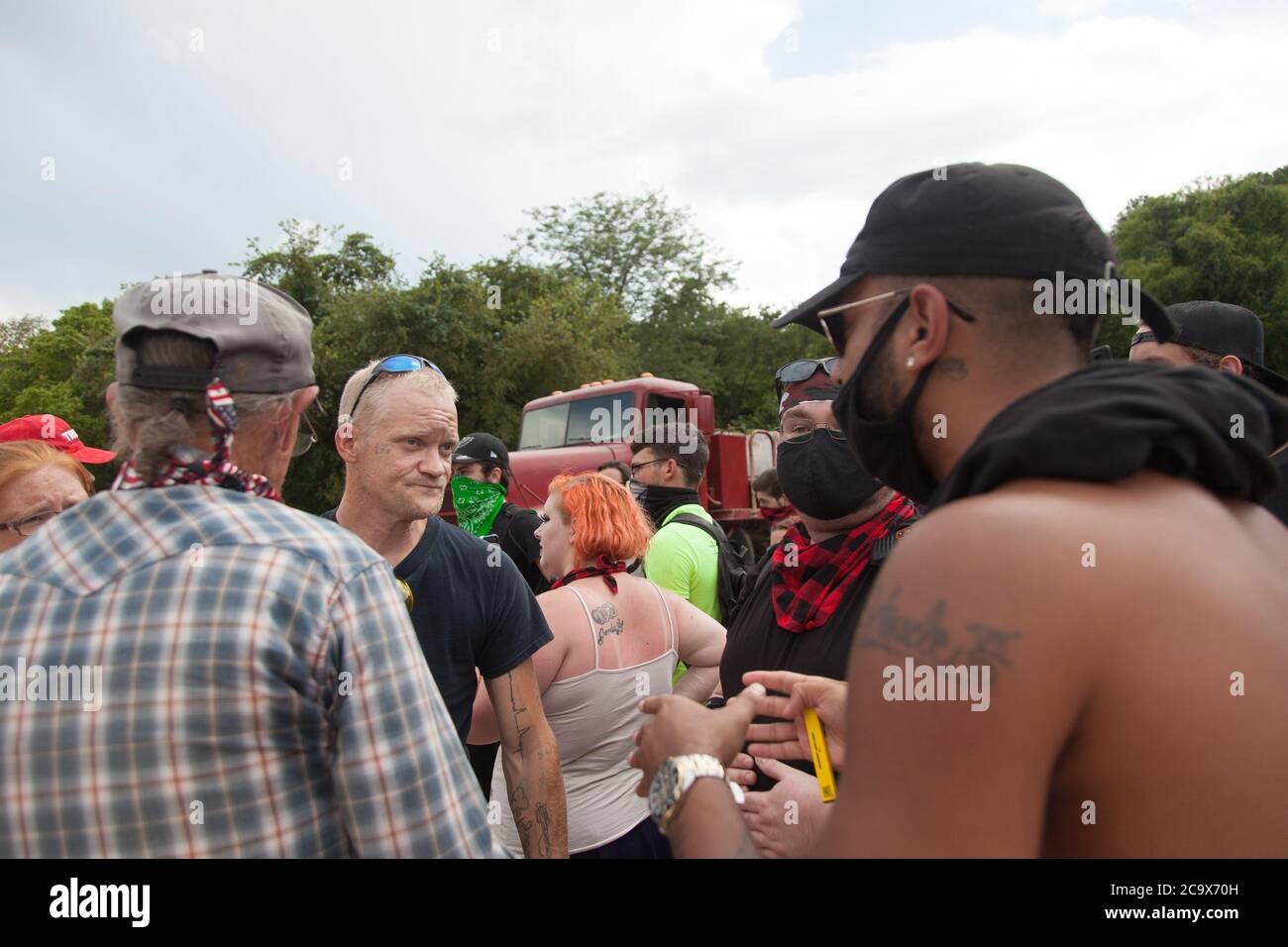 Zinc, Arkansas, USA. 2nd Aug, 2020. Aug. 2, 2020: Protesters and a ...