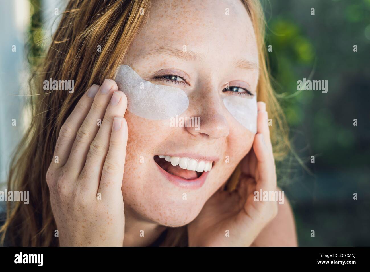 Young woman eyepatch portrait hi-res stock photography and images - Alamy