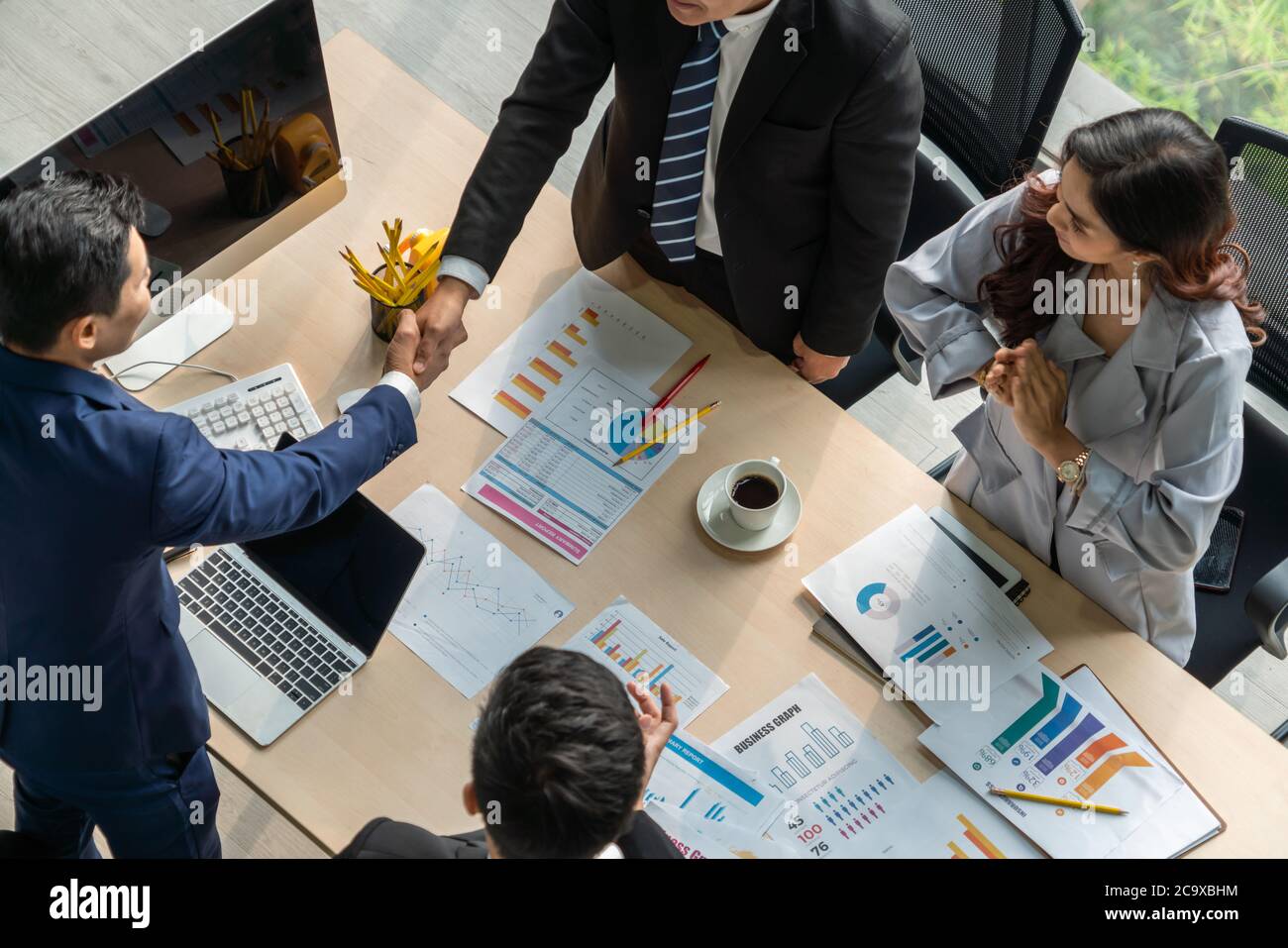 Business handshake diversity hi-res stock photography and images - Alamy