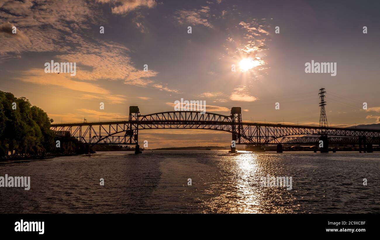 Sunset over the Second Narrows Bridge (Ironworkers Bridge) of the Trans ...