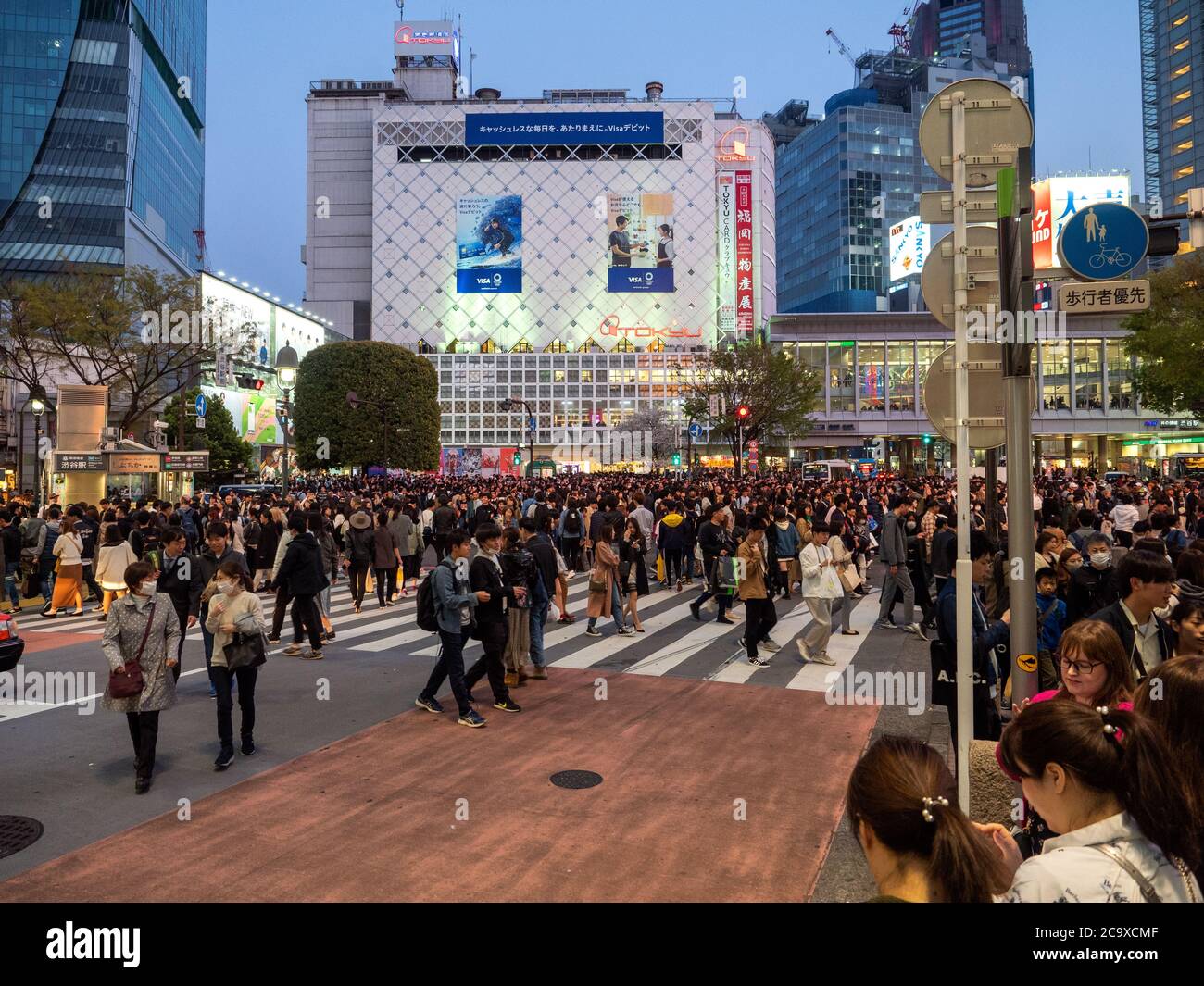 Tokyo japan crowd people shibuya hi-res stock photography and images ...