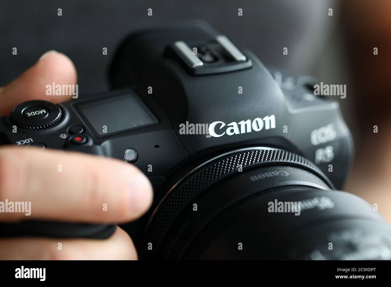 Hand holding mirrorless camera hi-res stock photography and images - Alamy
