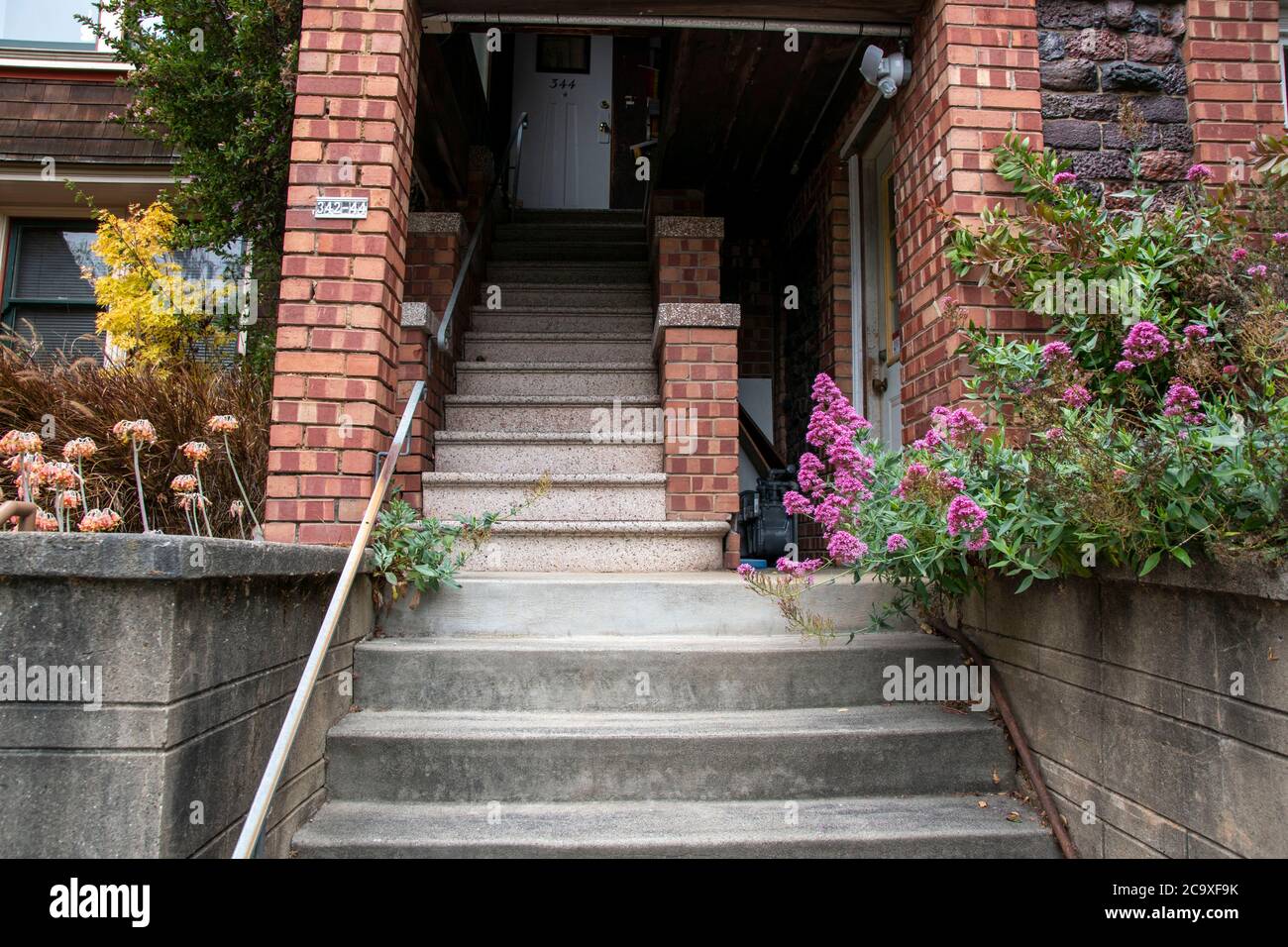 Stoop stoops hi-res stock photography and images - Alamy